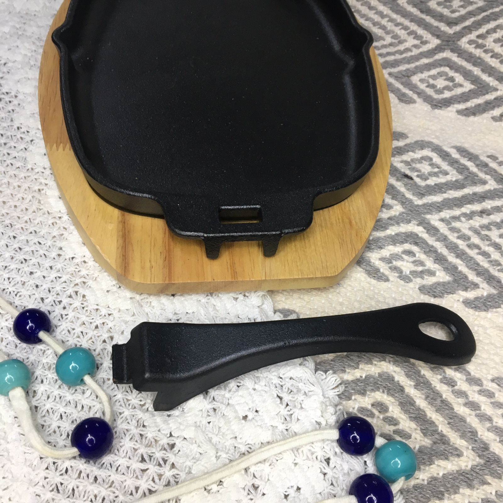 Oblong Cast Iron Sizzler Plate With Wooden Base | MK – PeelOrange.com