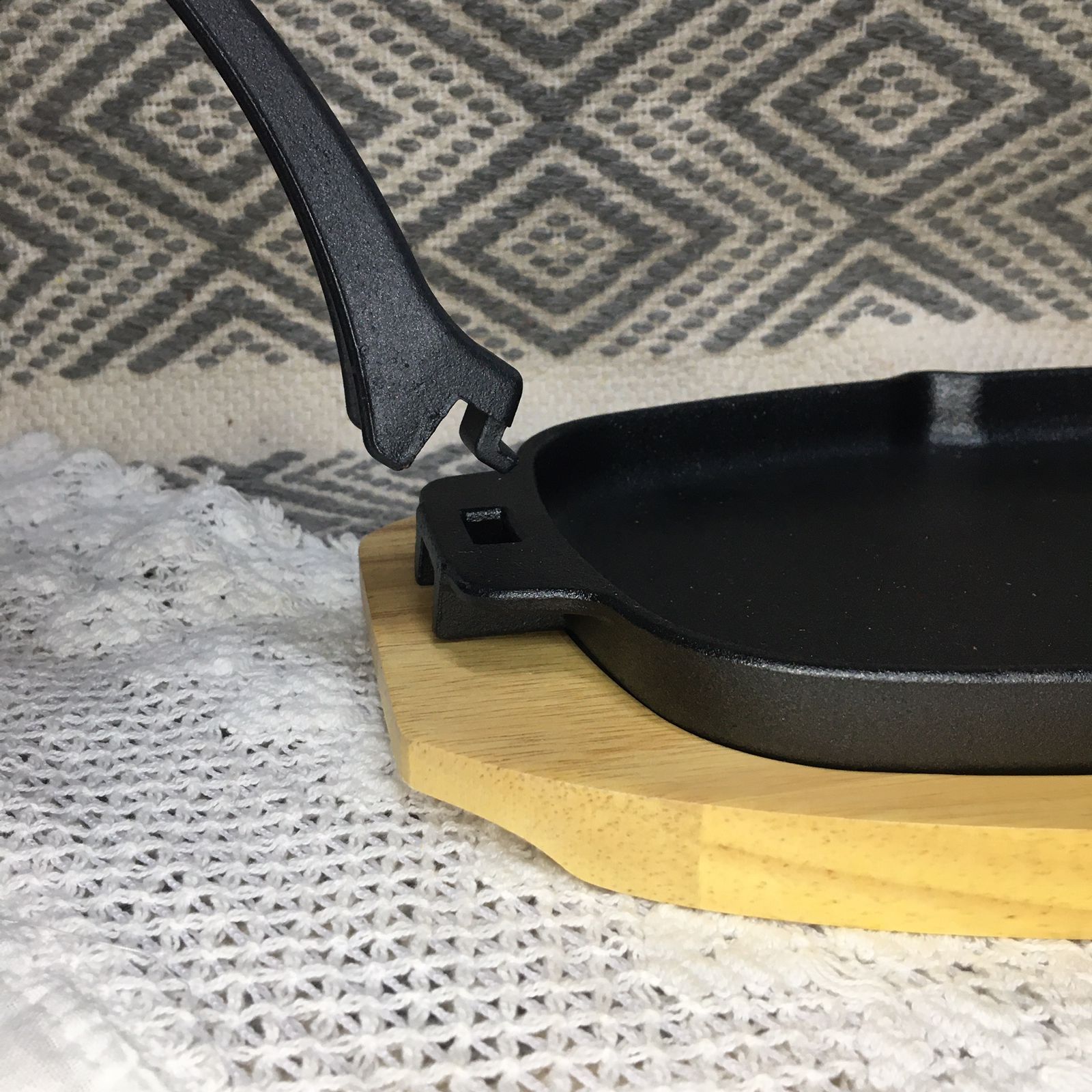 Oblong Cast Iron Sizzler Plate With Wooden Base | MK – PeelOrange.com
