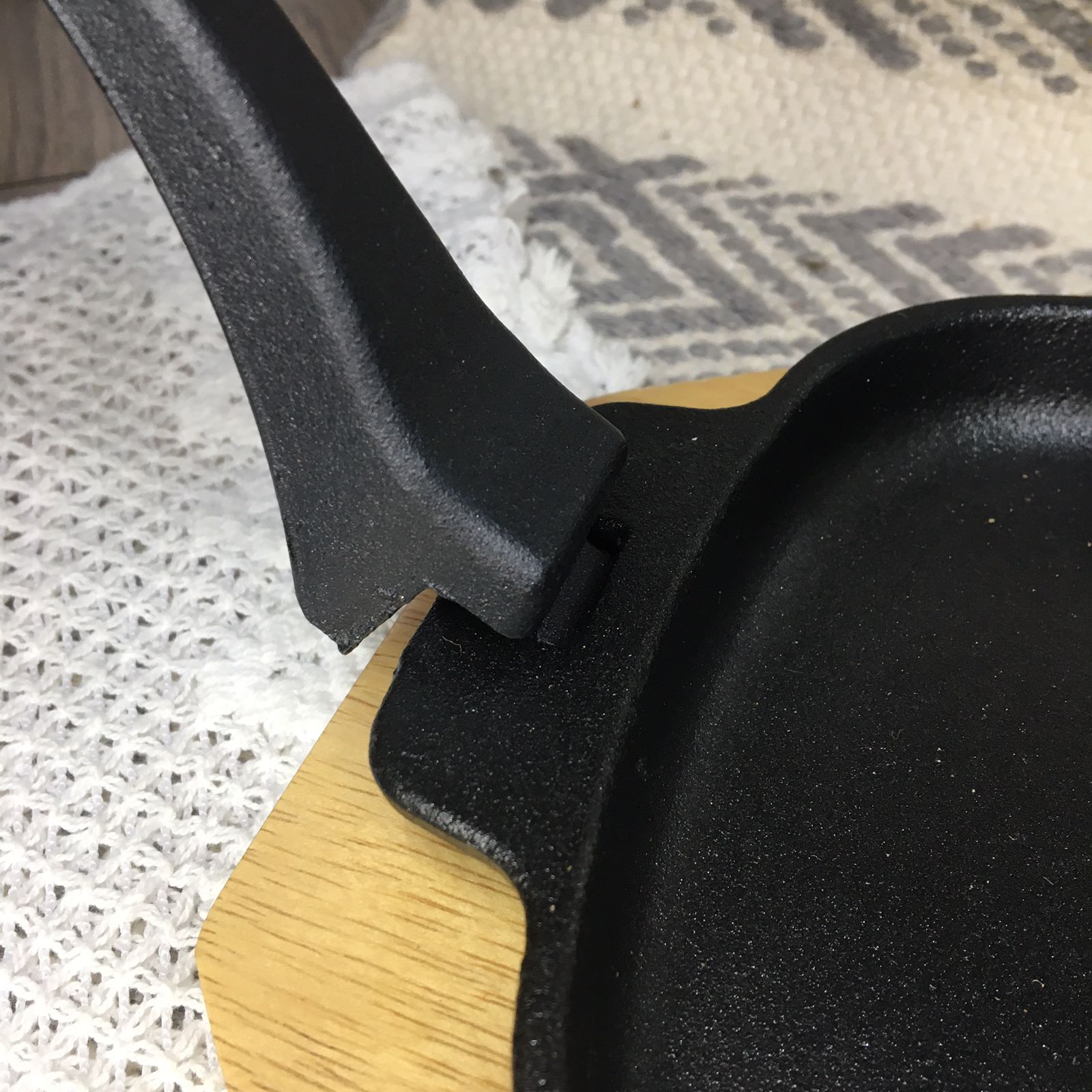 Oblong Cast Iron Sizzler Plate With Wooden Base | MK – PeelOrange.com