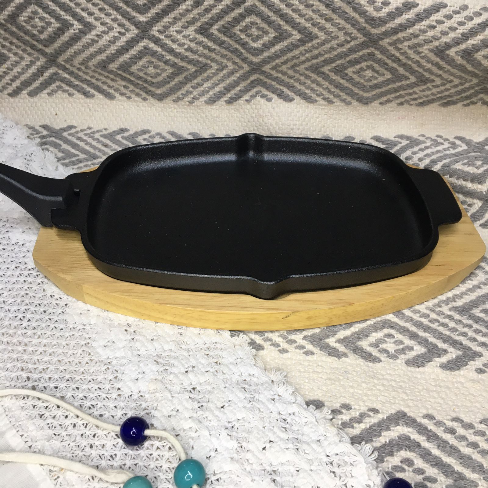Oblong Cast Iron Sizzler Plate With Wooden Base | MK – PeelOrange.com