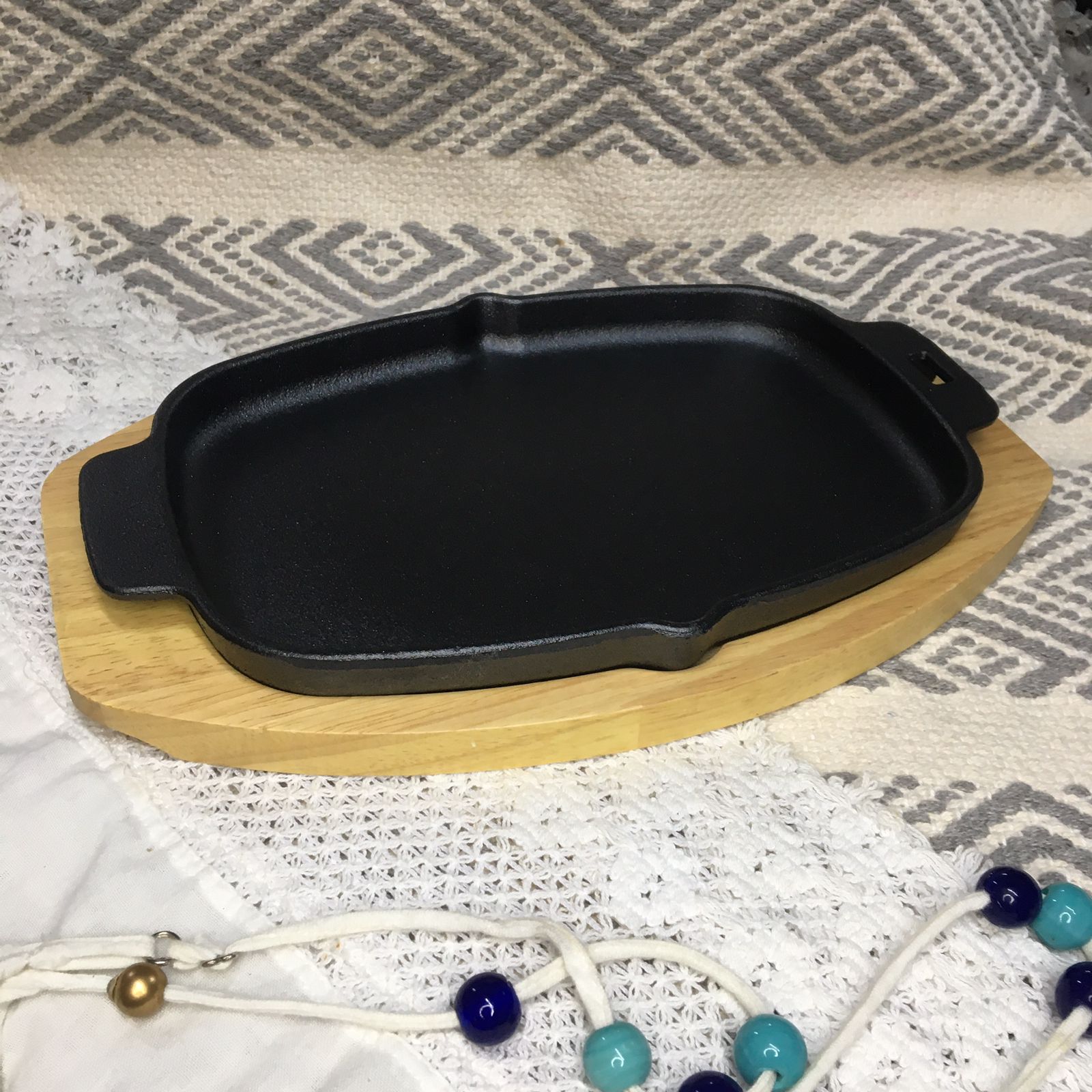 Oblong Cast Iron Sizzler Plate With Wooden Base | MK – PeelOrange.com