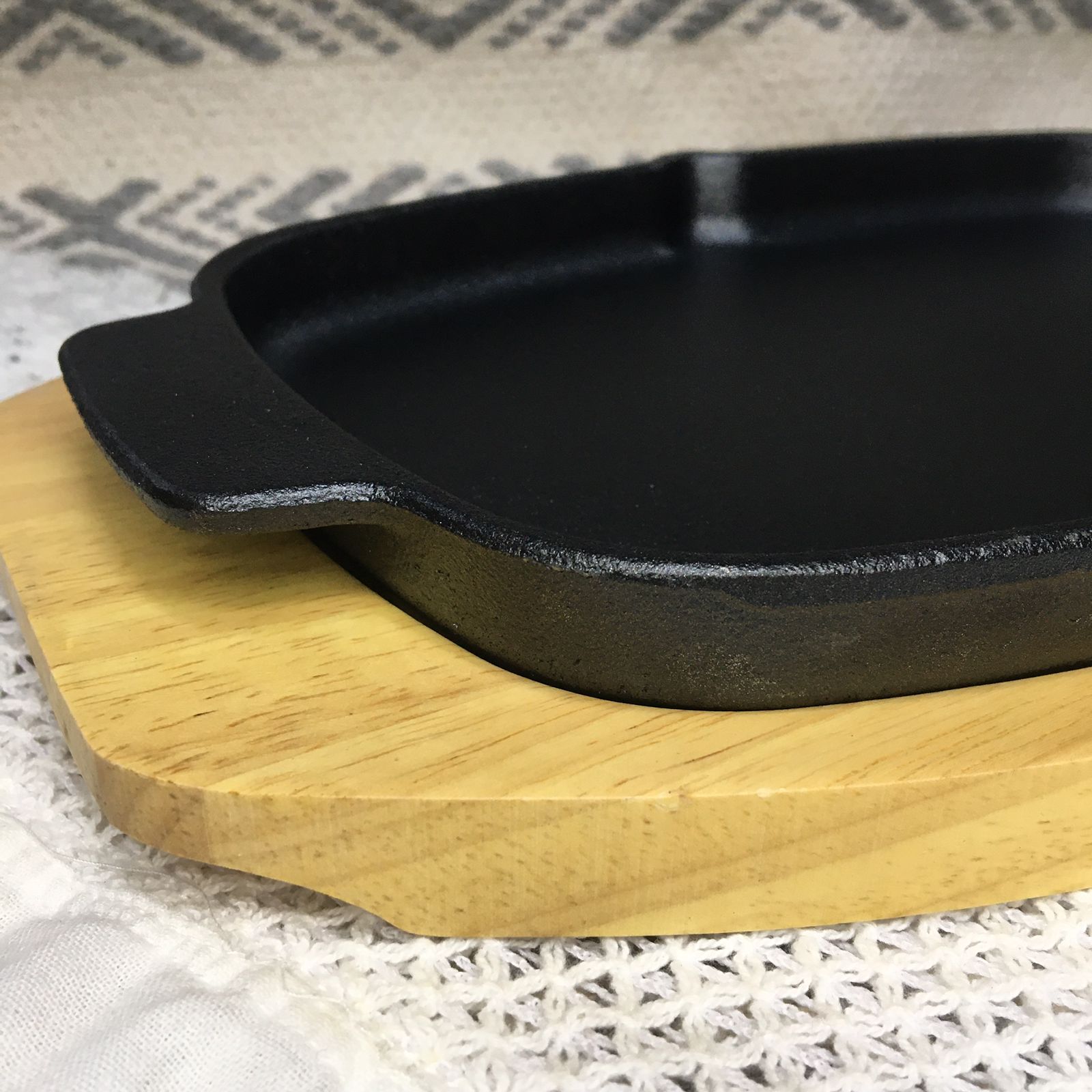 Oblong Cast Iron Sizzler Plate With Wooden Base | MK – PeelOrange.com