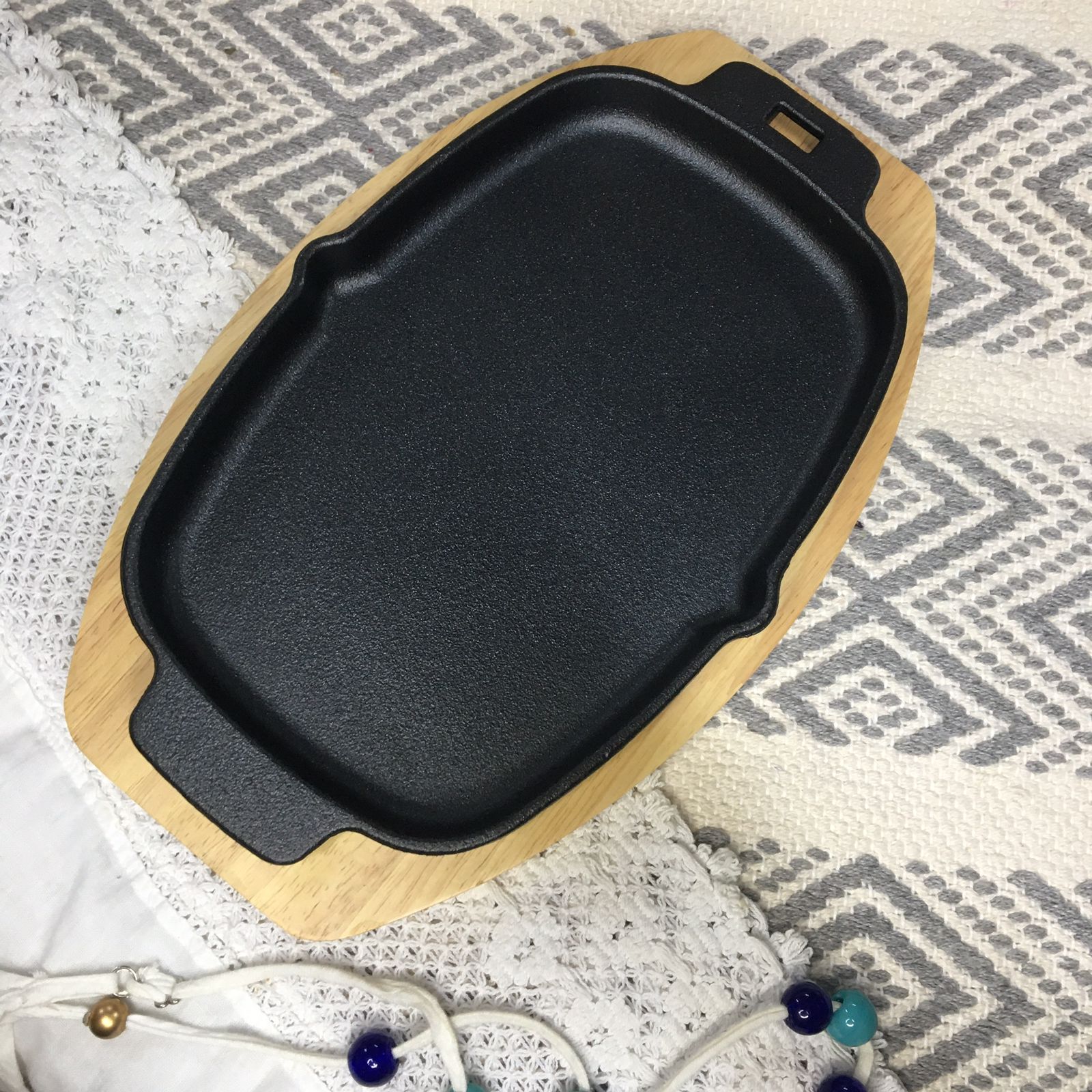 Oblong Cast Iron Sizzler Plate With Wooden Base | MK – PeelOrange.com